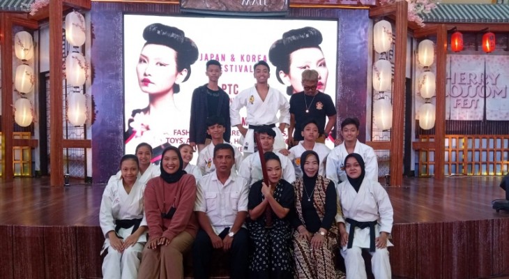 Maskot Karate FORKI Ramaikan Festival Bunga Sakura