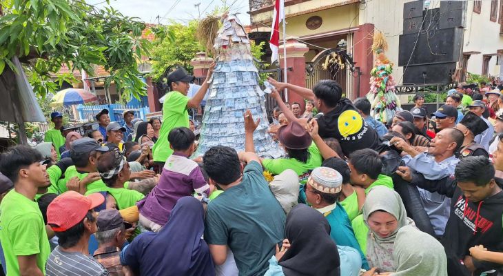 Gunungan Uang jadi Rebutan Warga Pandanan